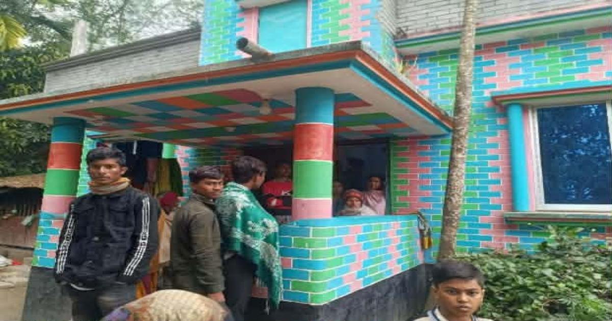 দশমিনায় গভীর রাতে ডিবি পুলিশের পরিচয়ে দুর্ধর্ষ ডাকাতি, এলাকায় চরম ...